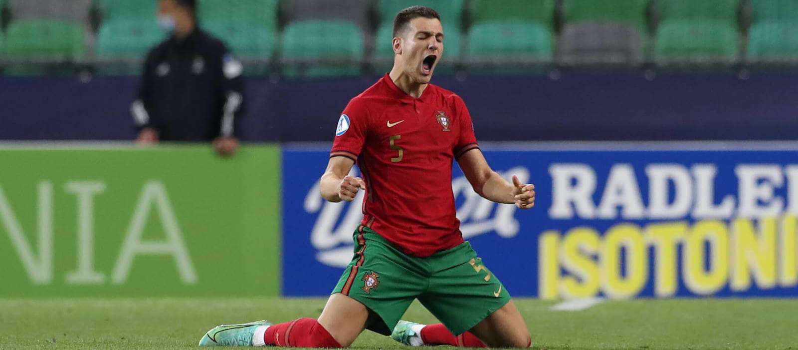 Fabrizio Romano reveals Man United's right back plans as Barcelona ...