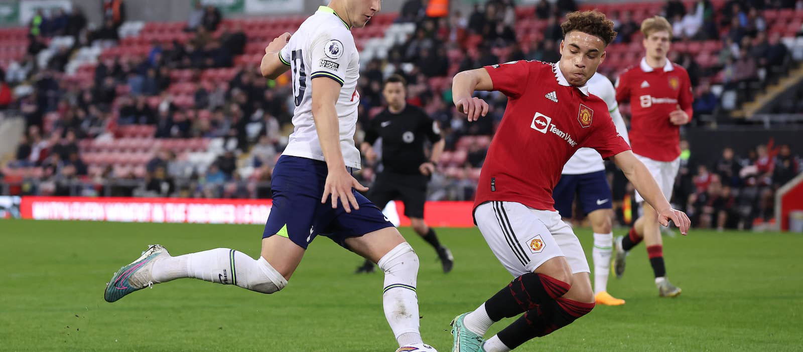 Samuel Murray signs first professional contract with Manchester United ...