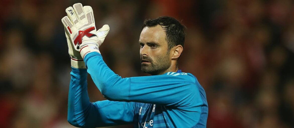 Veteran goalkeeper Joe Lewis training with Manchester United as he ...