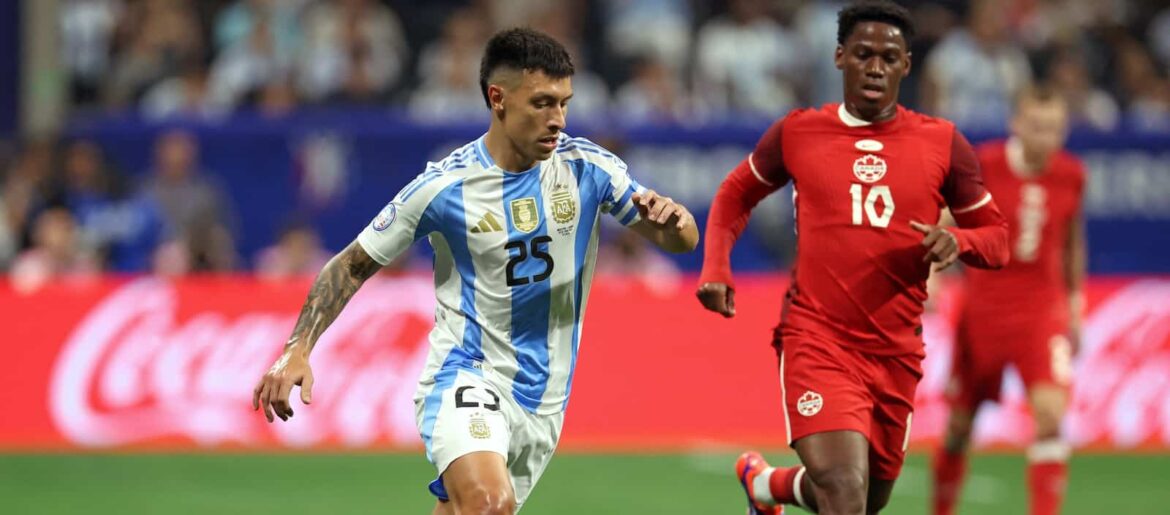 Lisandro Martinez puts in stunning display on the ball in Argentina ...